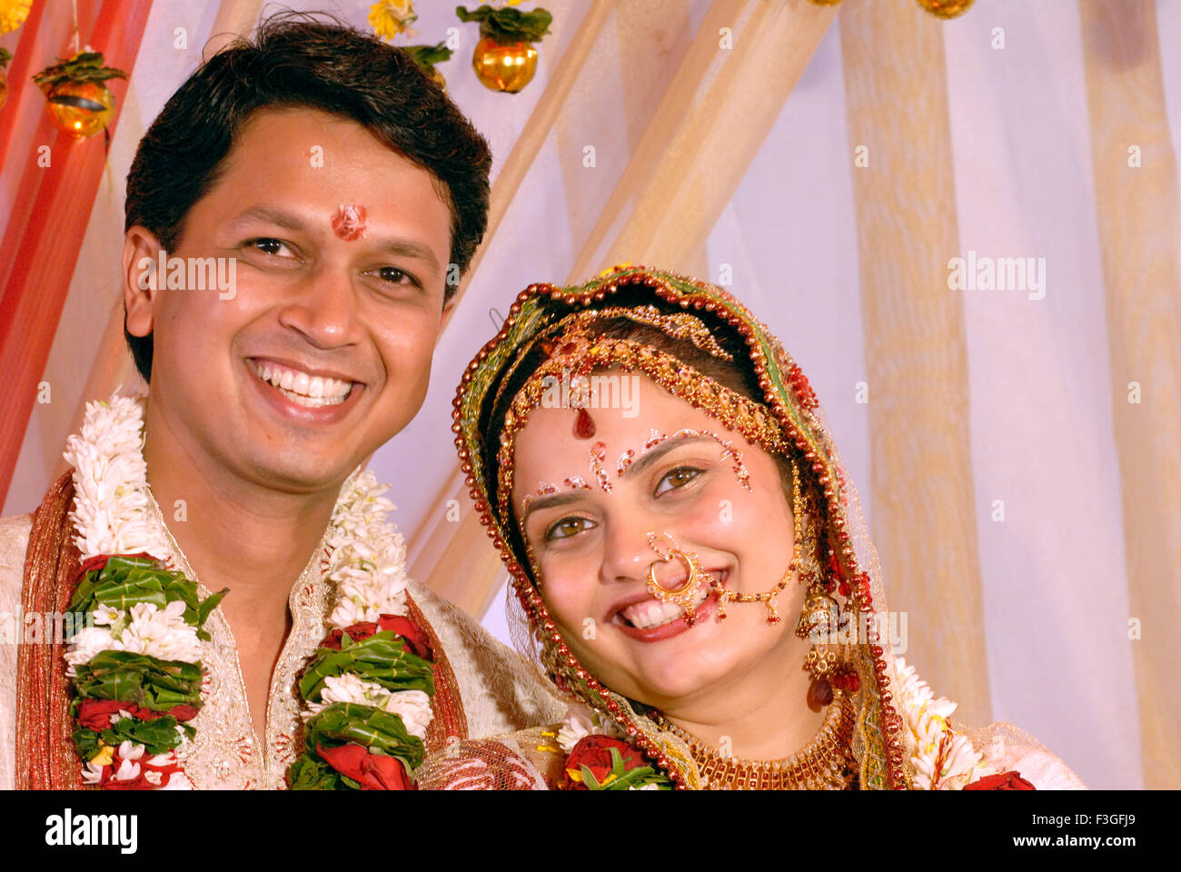Portrait gujarati bride garland hi-res stock photography and images - Alamy