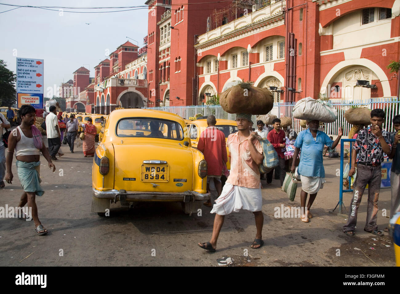 Howrah Railway station ; Street Scene ; local transportation ; Calcutta ...