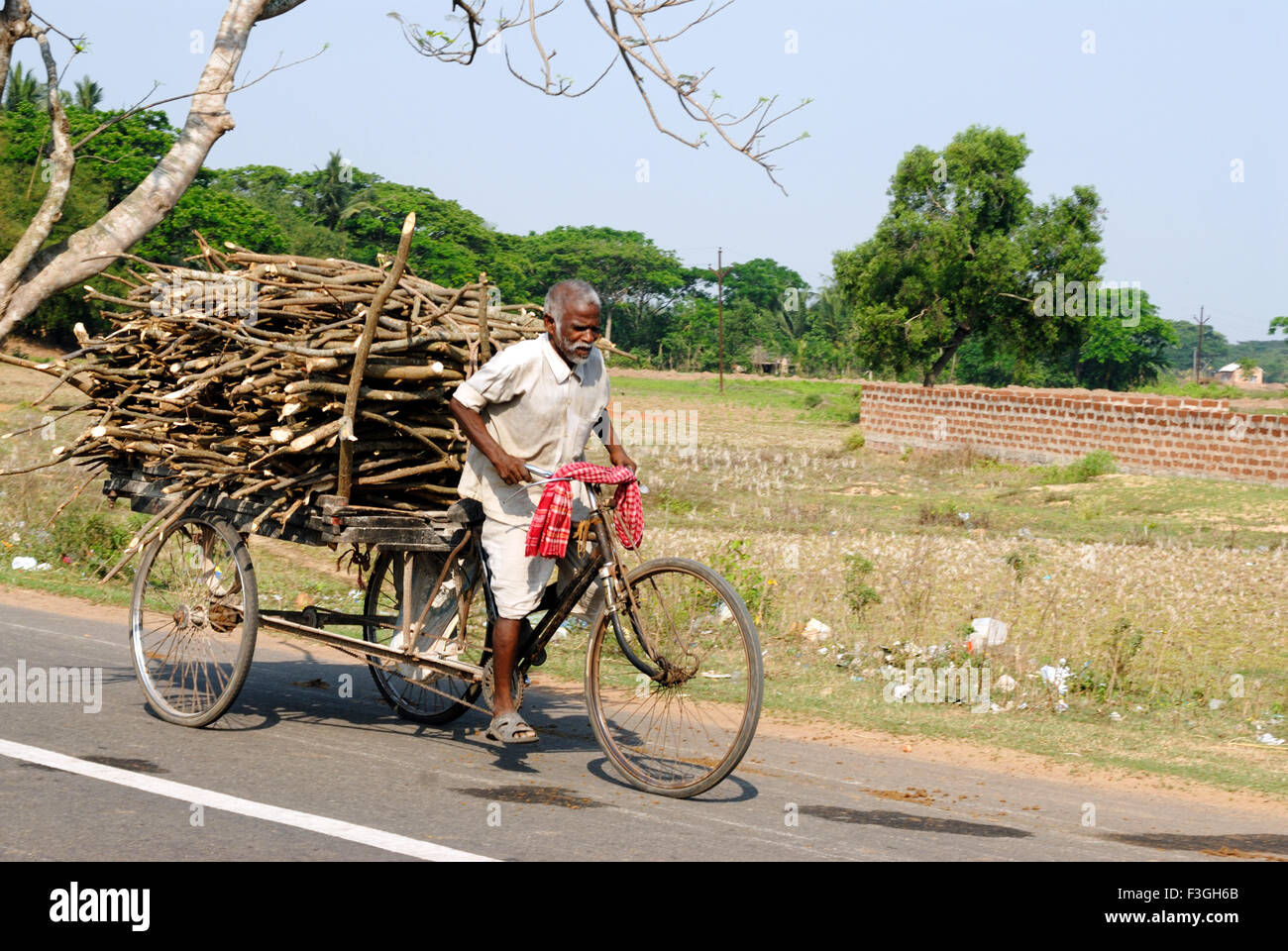 Old man working hard hi-res stock photography and images - Alamy