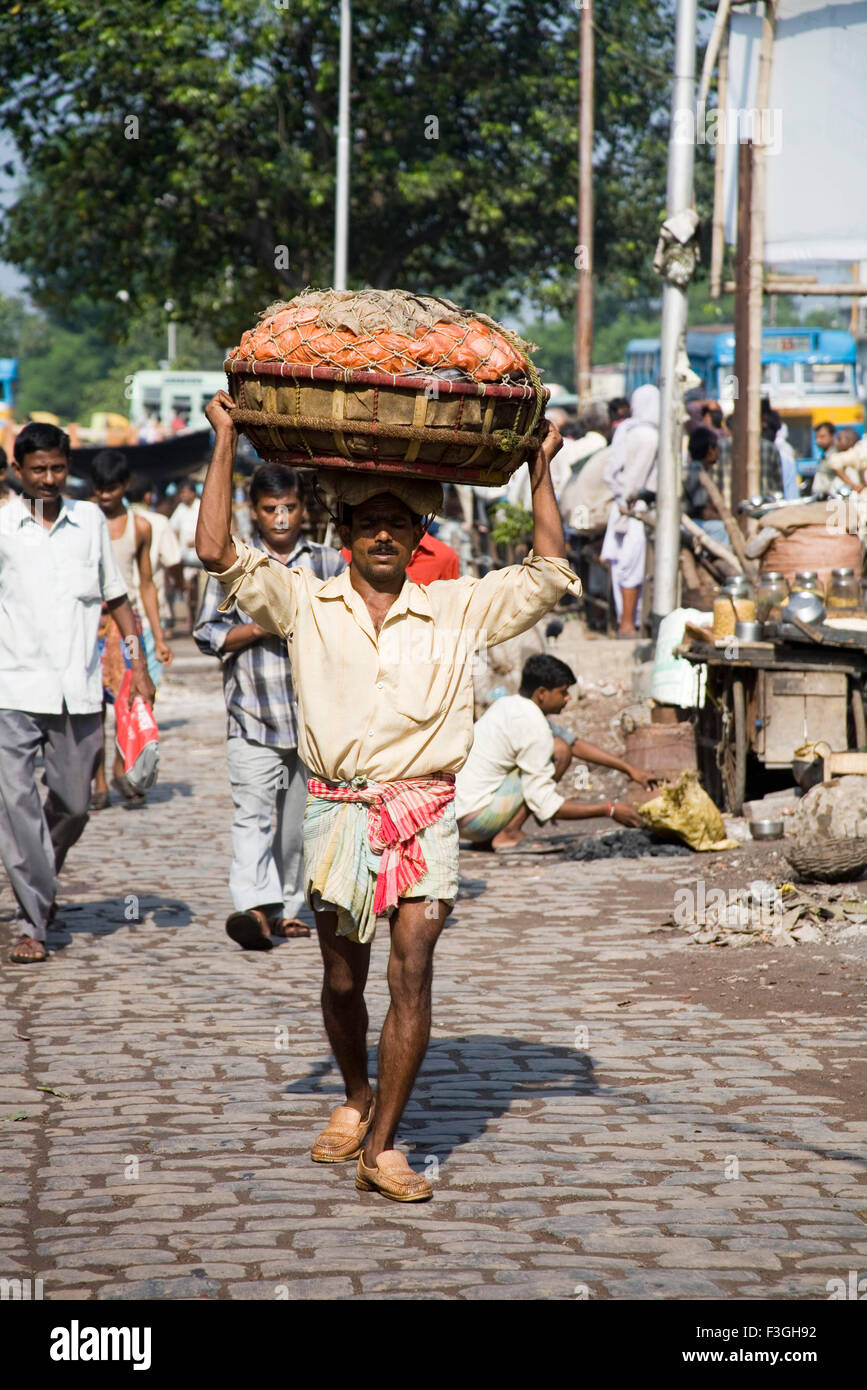 Man carrying bucket on head hi-res stock photography and images - Alamy