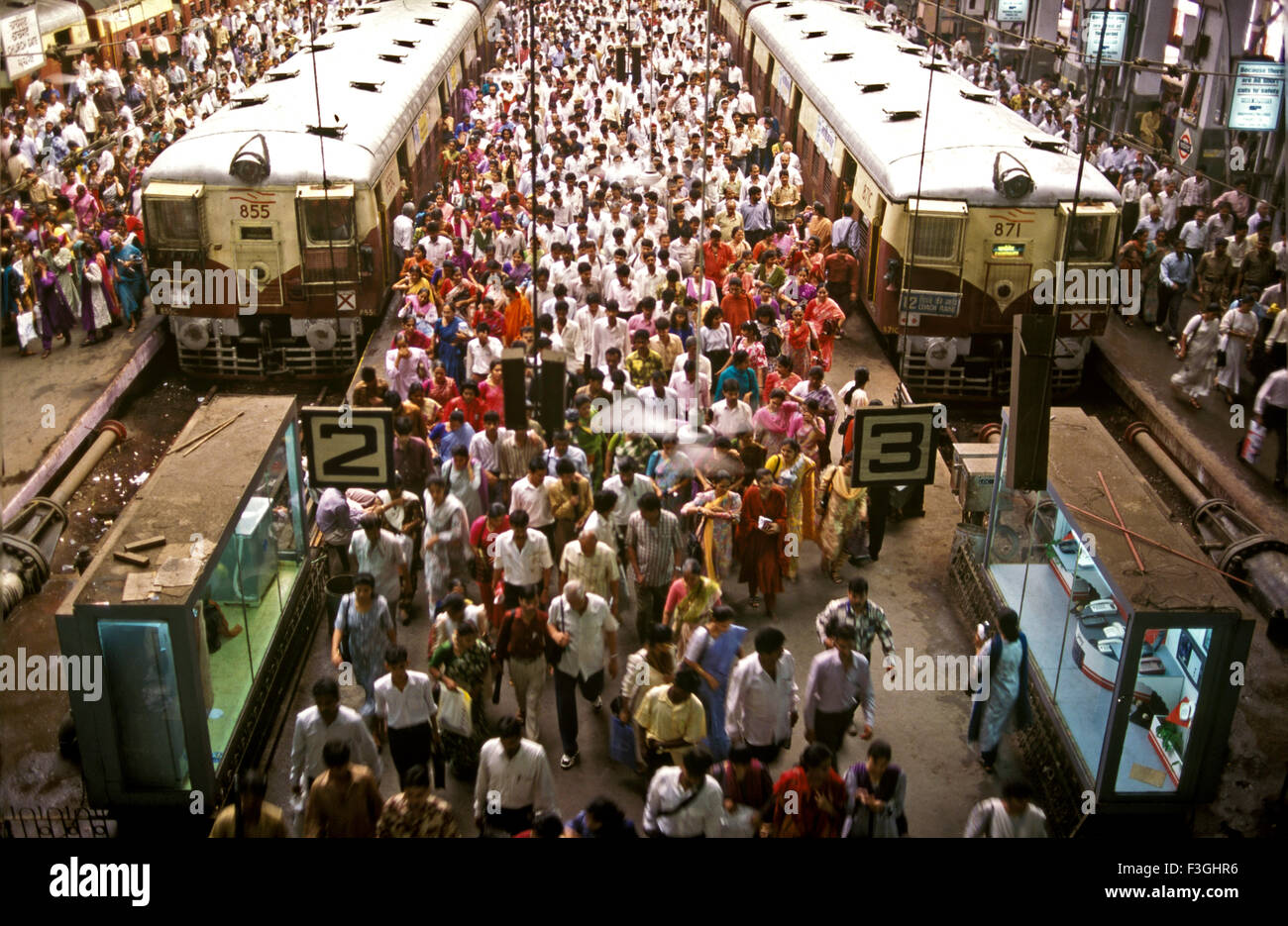 Rush hour commuters at busy Churchgate terminus a suburban train ...