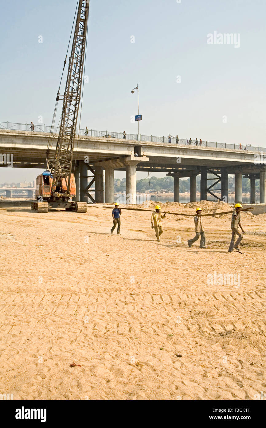 Bridge construction workers hi-res stock photography and images - Alamy