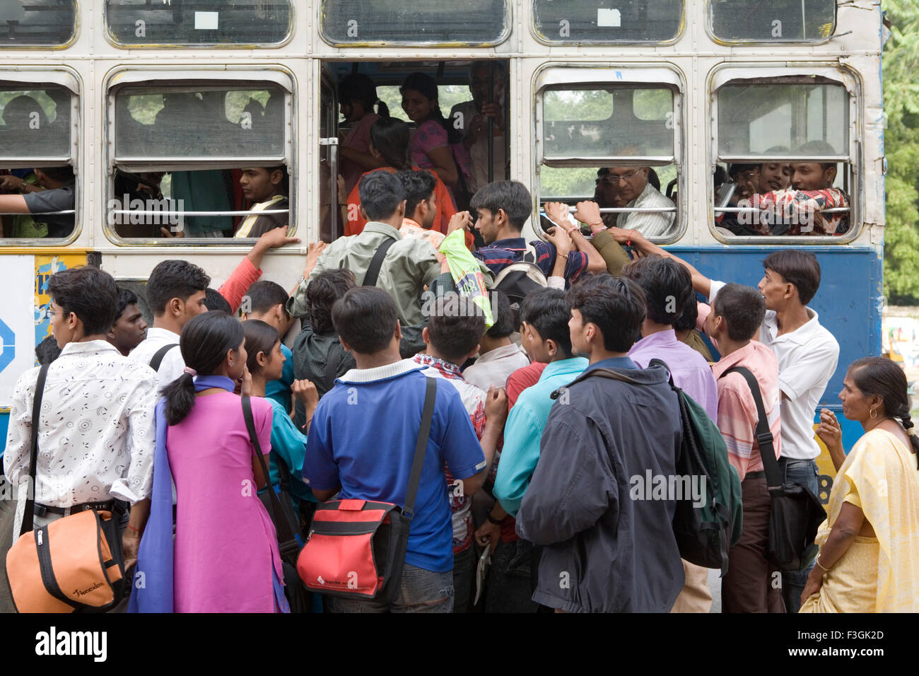 Students pushing bus hi-res stock photography and images - Alamy