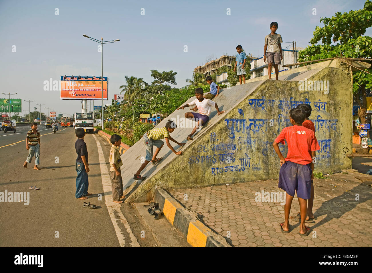 Boy on roof india hi-res stock photography and images - Alamy