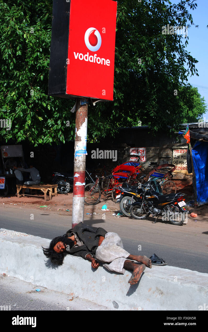 Young beggars sign hi-res stock photography and images - Alamy
