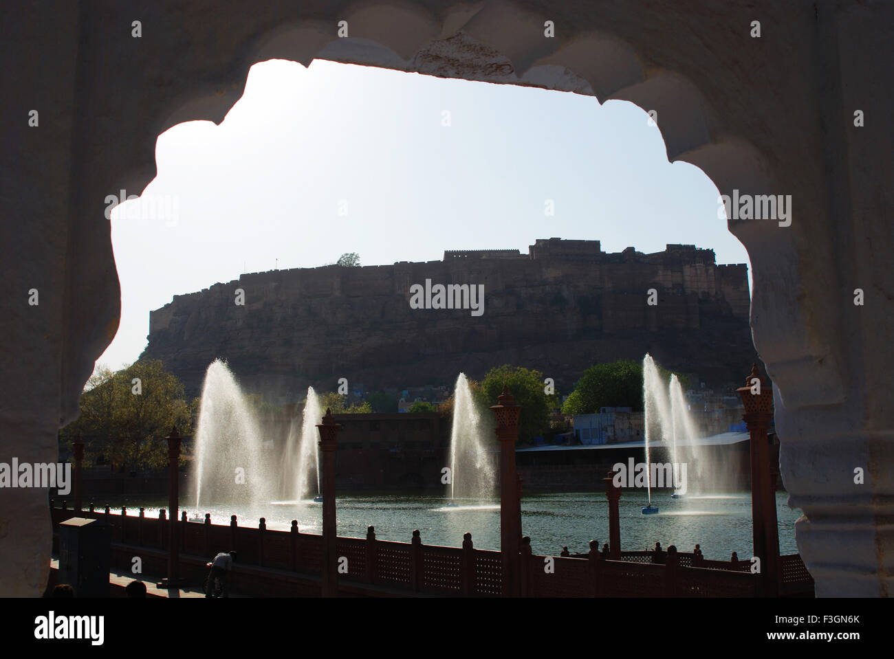 Fountains pond hi-res stock photography and images - Alamy