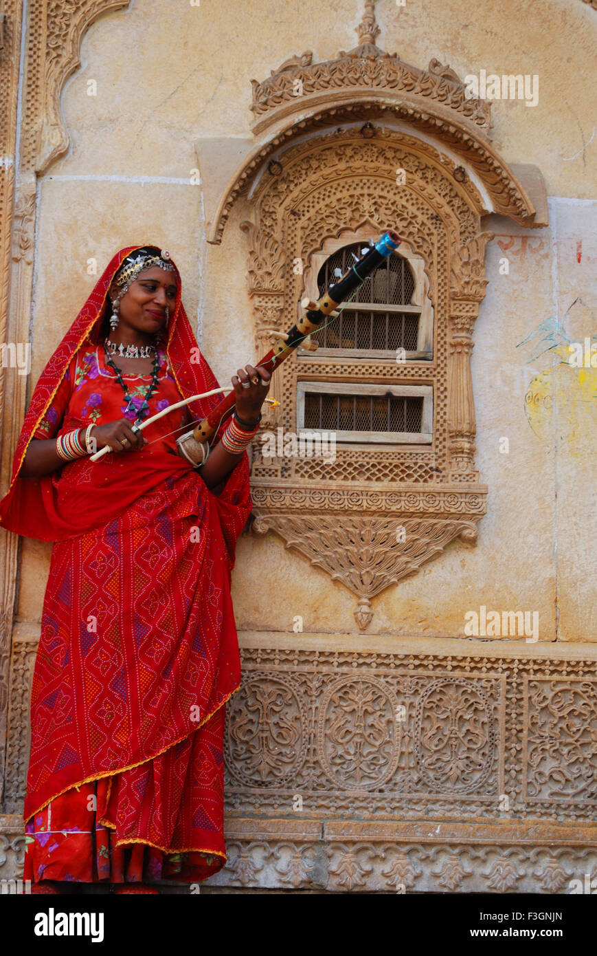Woman folk singer playing on Ravanhatta ; Jaisalmer ; Rajasthan ; India ...
