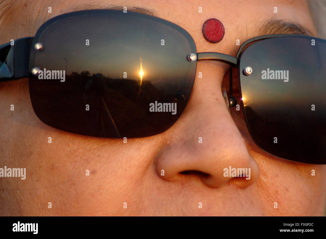 Reflection of sun in black goggles wearing by woman Stock Photo - Alamy