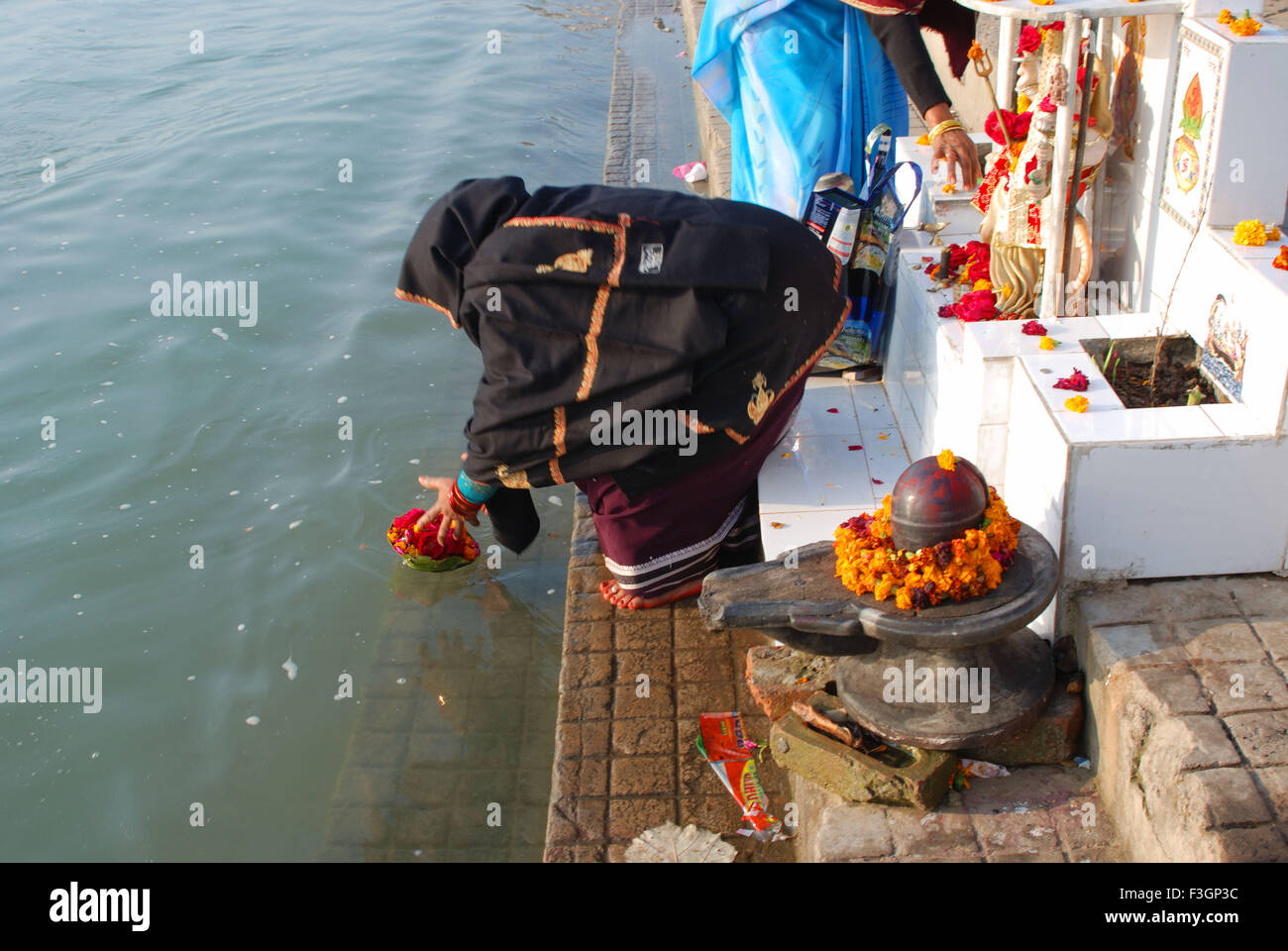 Offering water to shiva hi-res stock photography and images - Alamy