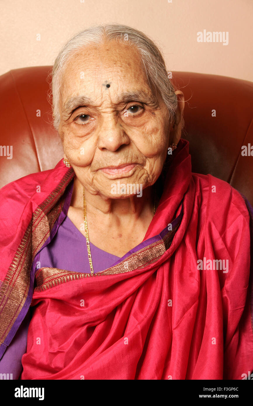 Portrait of maharashtrian women hi-res stock photography and images - Alamy