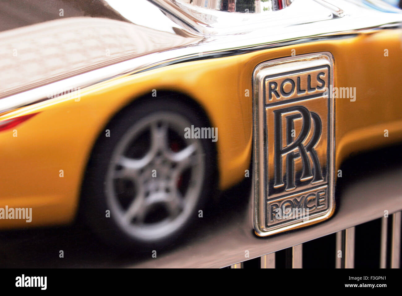 Rolls royce wheel emblem hi-res stock photography and images - Alamy