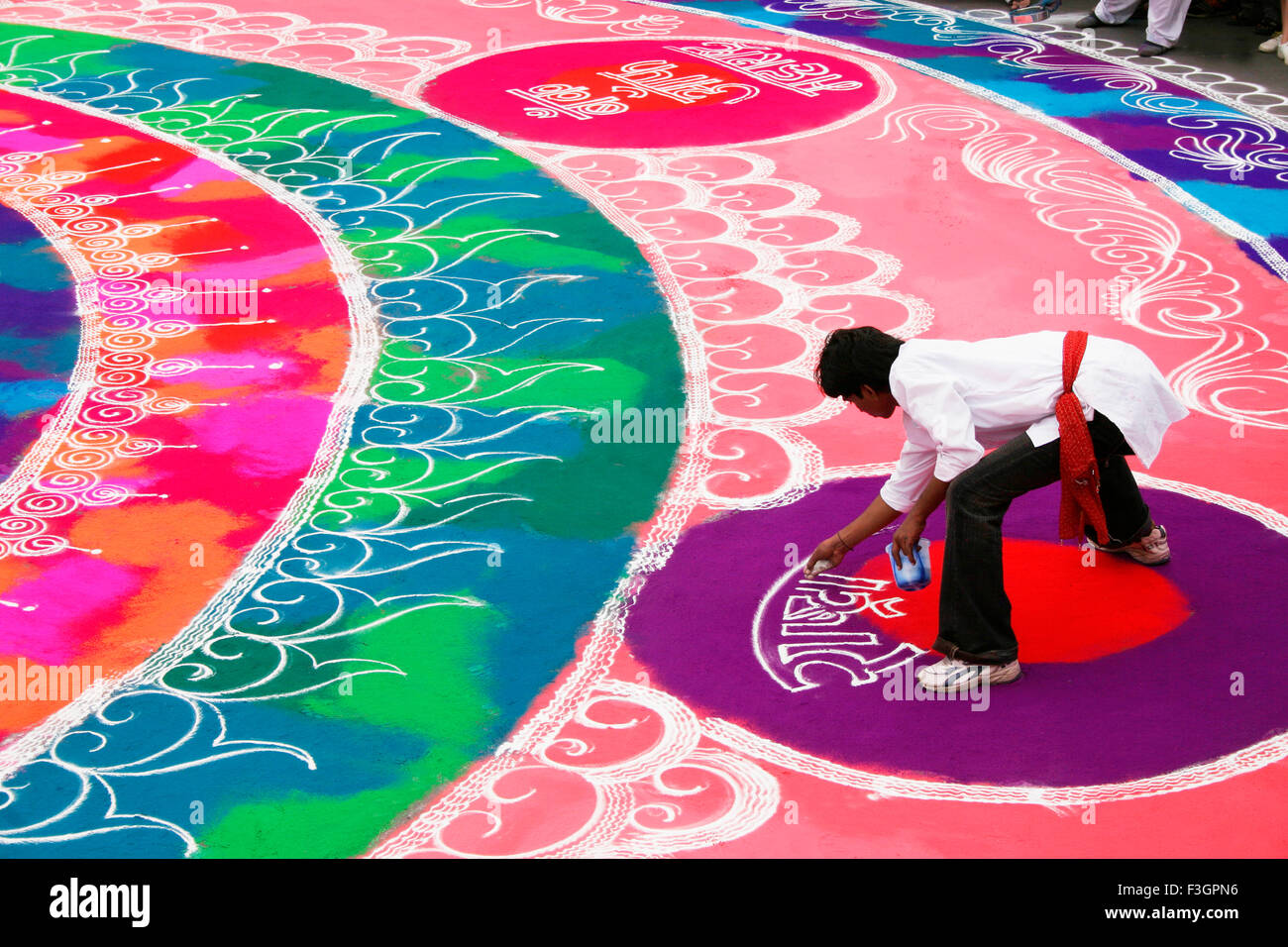 Artist artwork rangoli hi-res stock photography and images - Alamy