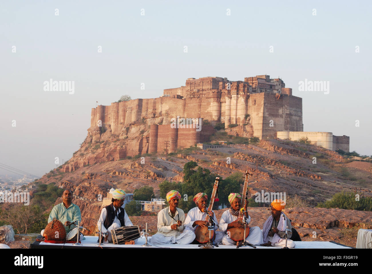 Folk singers during marwar festival back drop fort hi-res stock ...