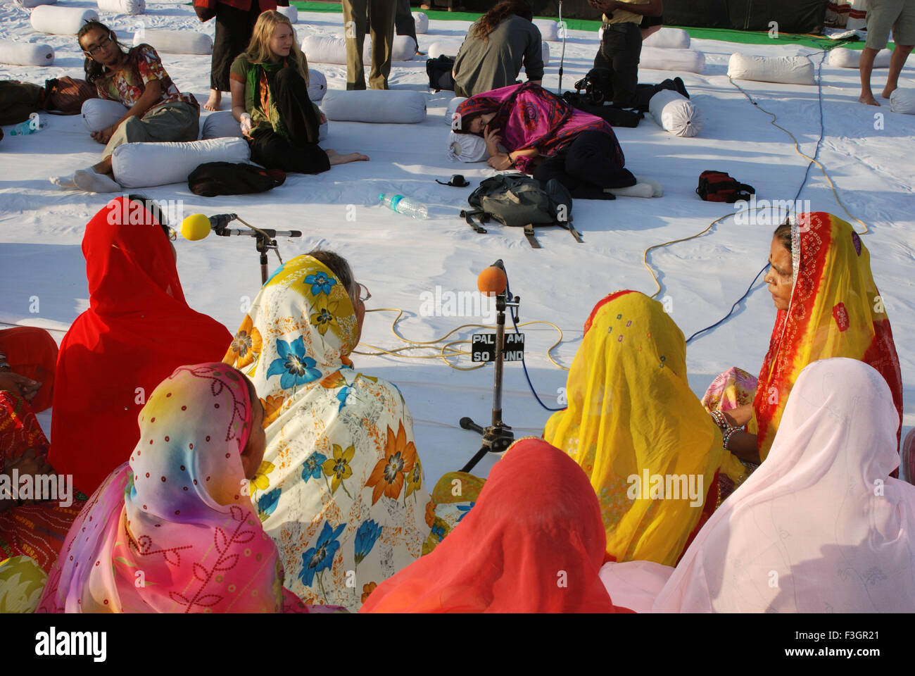 Bhajan singing hi-res stock photography and images - Alamy