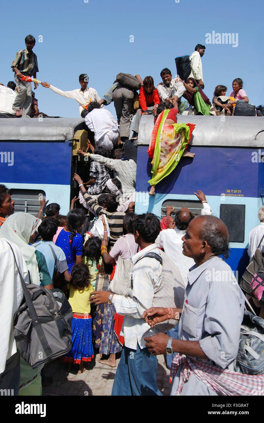 India train people roof hi-res stock photography and images - Alamy