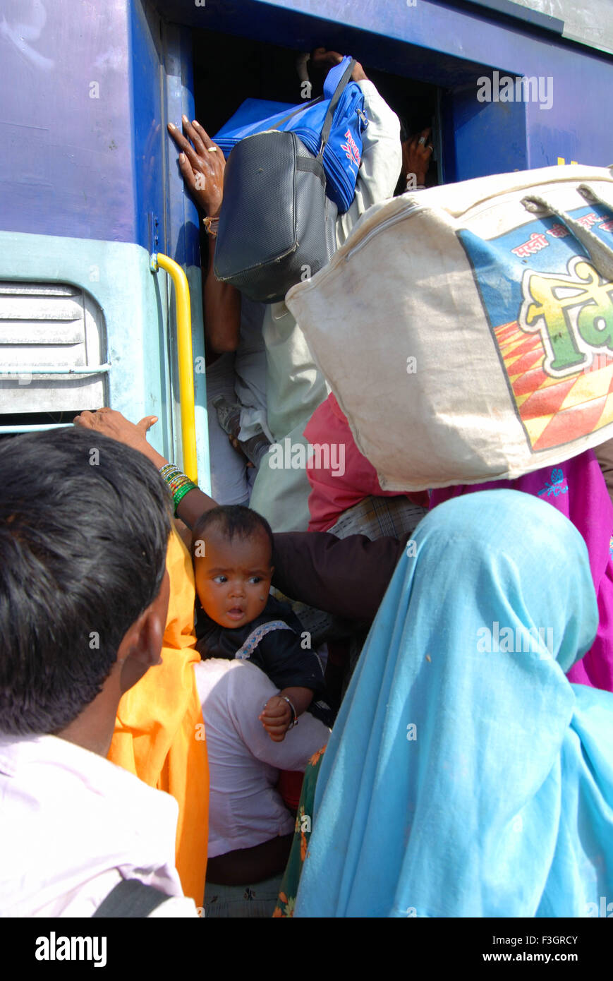 Poor crowd hi-res stock photography and images - Alamy