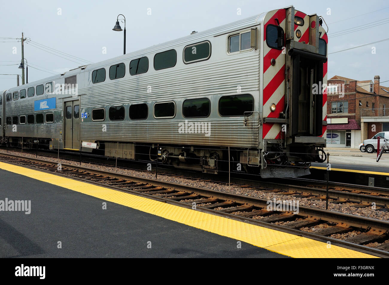 Chicago Metra commuter train Stock Photo - Alamy
