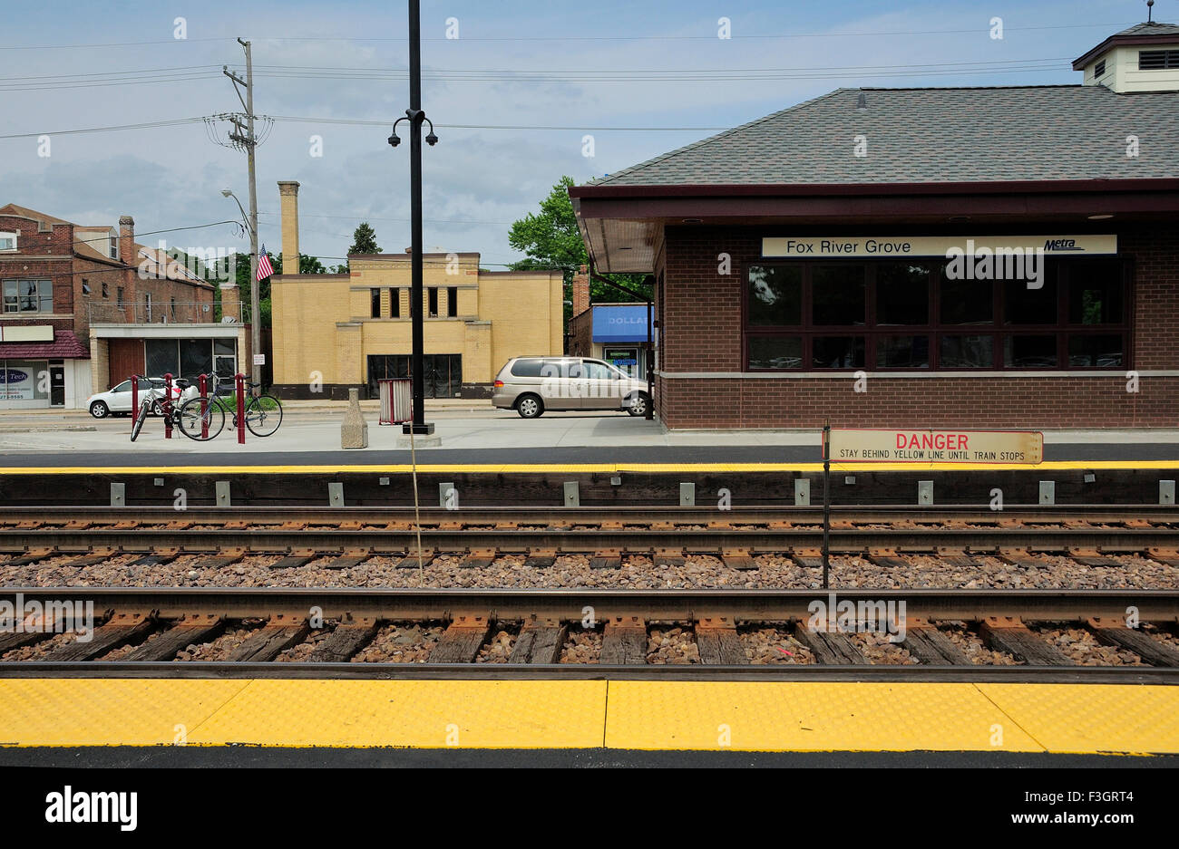 Chicago Metra commuter train station and tracks Stock Photo - Alamy