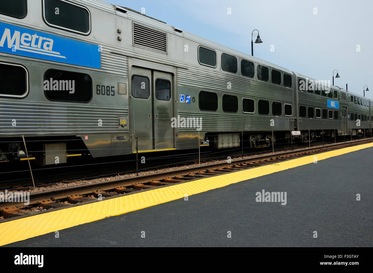 Chicago Metra commuter train Stock Photo - Alamy