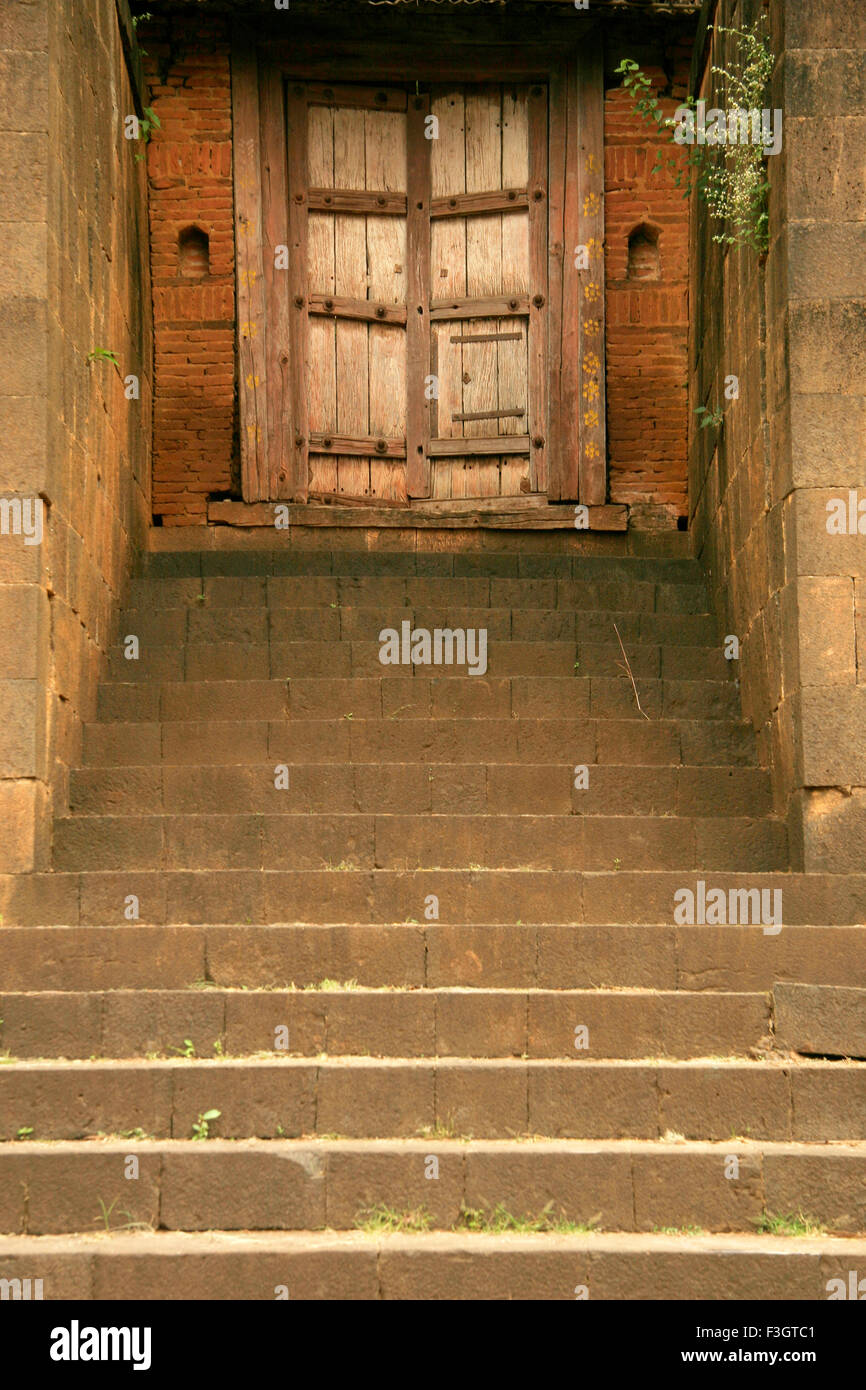 Closed form hi-res stock photography and images - Alamy