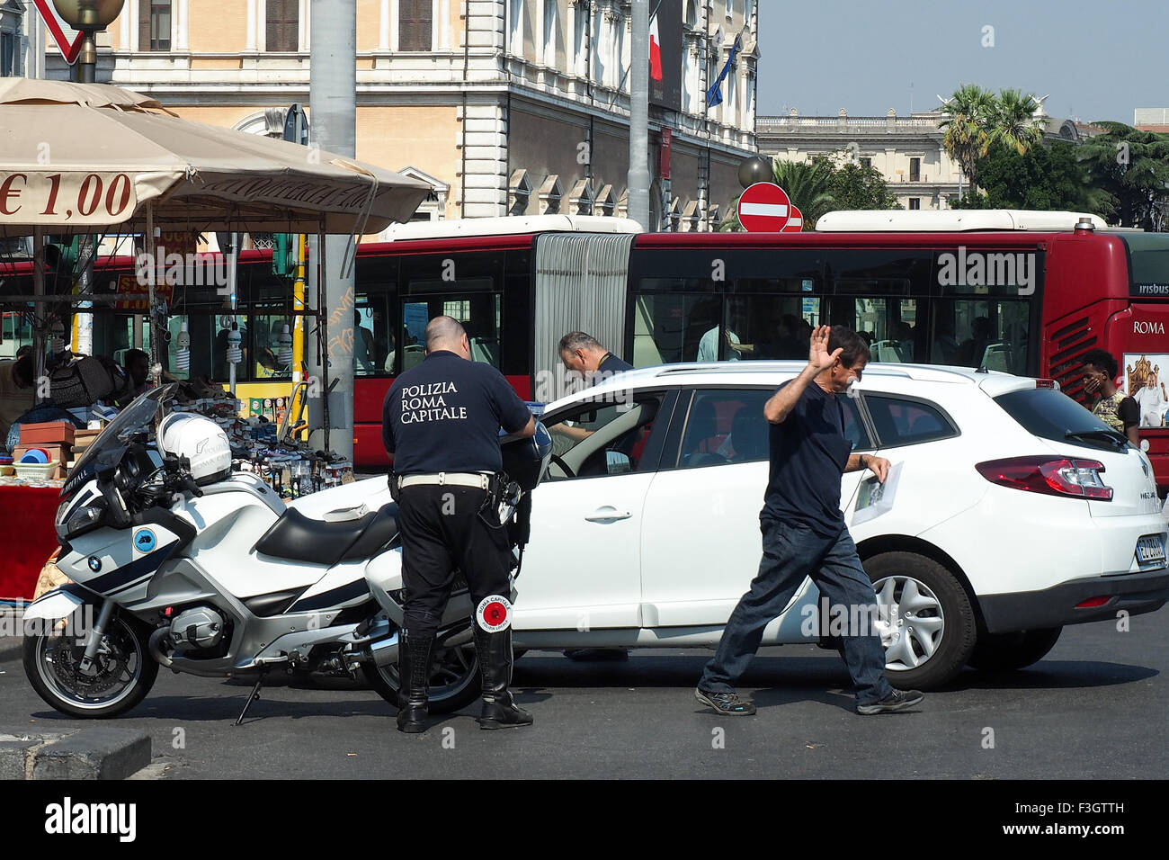 Traffic police inspecting a motor vehicle Stock Photo - Alamy