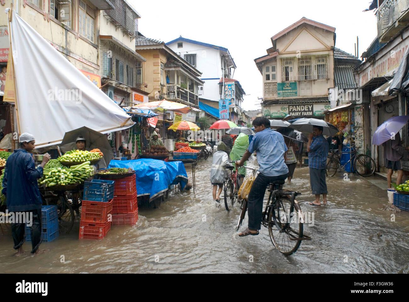 Street flooded shops hi-res stock photography and images - Alamy