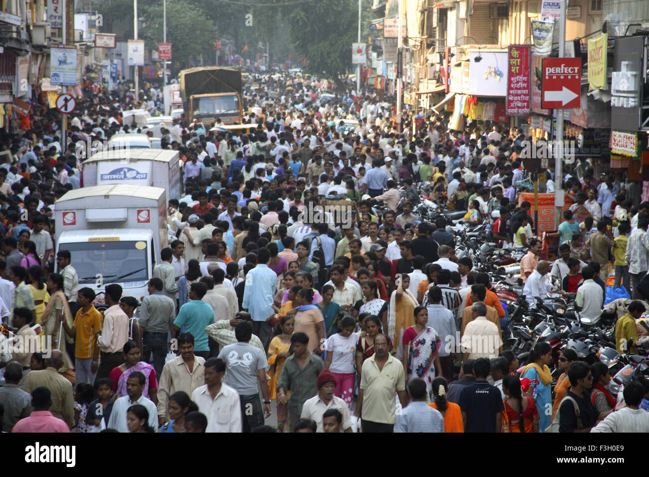 Crowd on road ; Diwali shopping fever ; Dadar market ; Mumbai Bombay ...