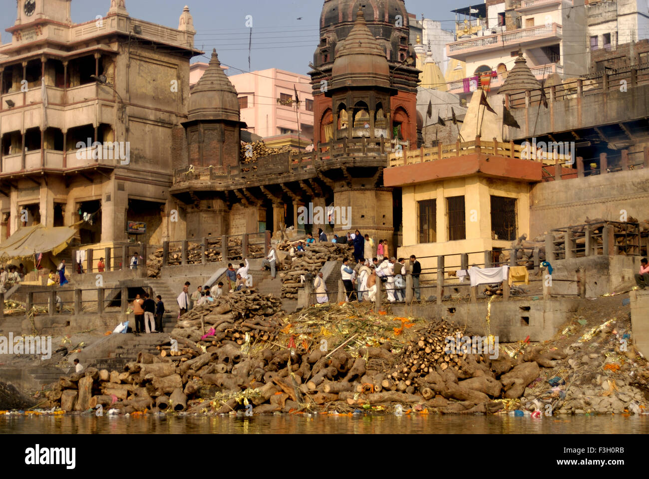 Hindu cremation ceremony at Manikarnika ghat on banks of holy Ganga ...