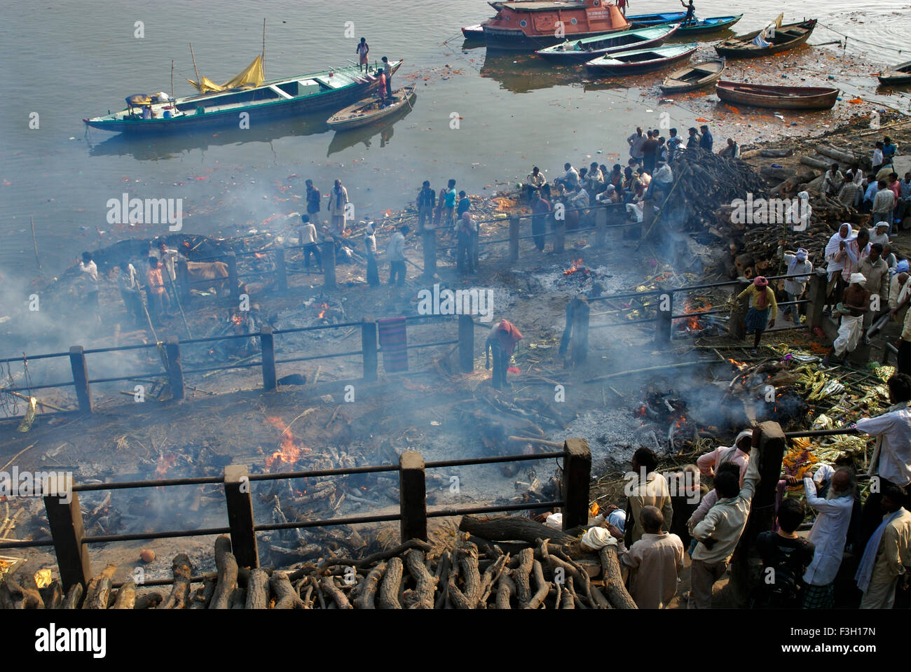 Hindu cremation ceremony at Manikarnika Ghat on banks of holy Ganga ...
