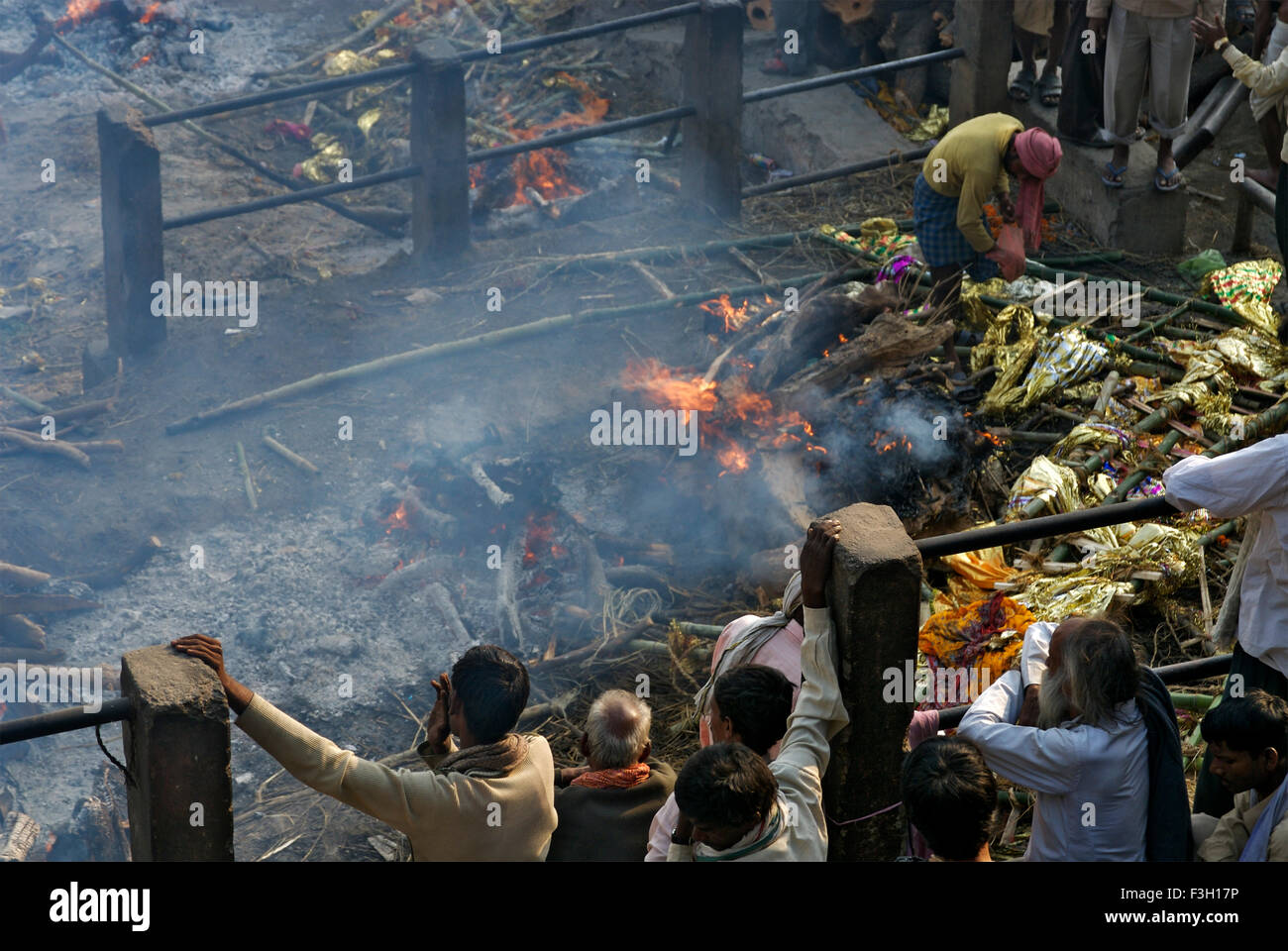 Hindu cremation ceremony at Manikarnika Ghat on banks of holy Ganga ...