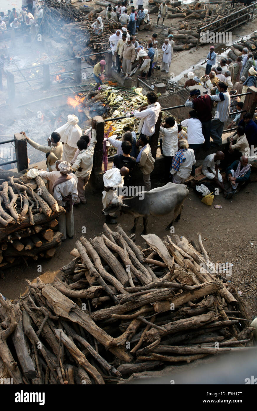 Hindu cremation ceremony at Manikarnika Ghat on banks of holy Ganga ...