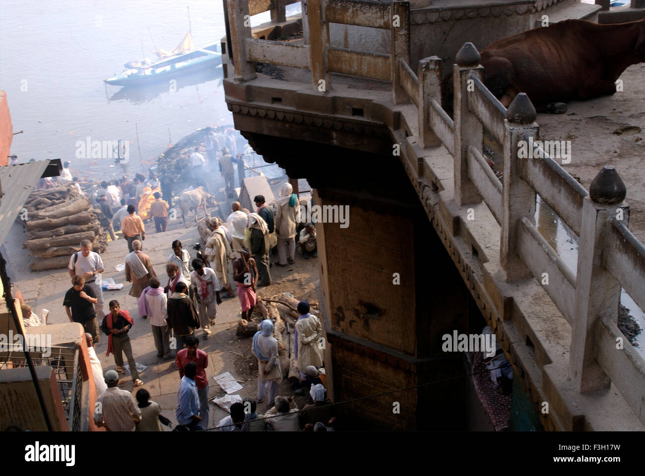 Hindu cremation ceremony at Manikarnika Ghat on banks of holy Ganga ...