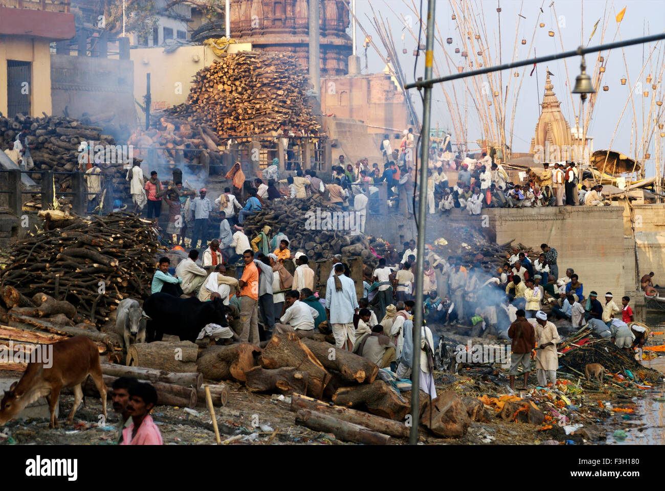 Hindu cremation ceremony at Manikarnika Ghat on banks of holy Ganga ...