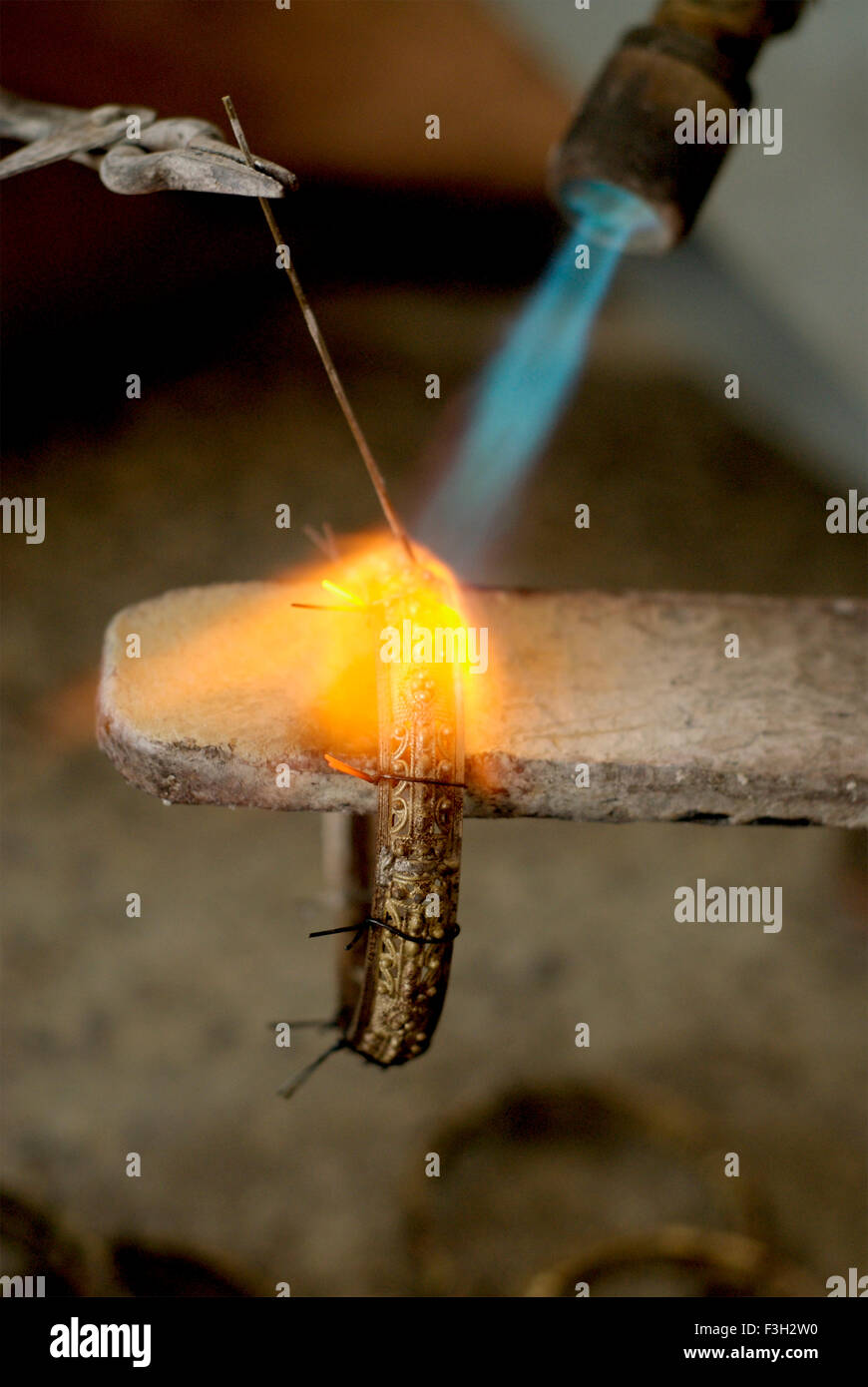 Man making bangles hi-res stock photography and images - Alamy