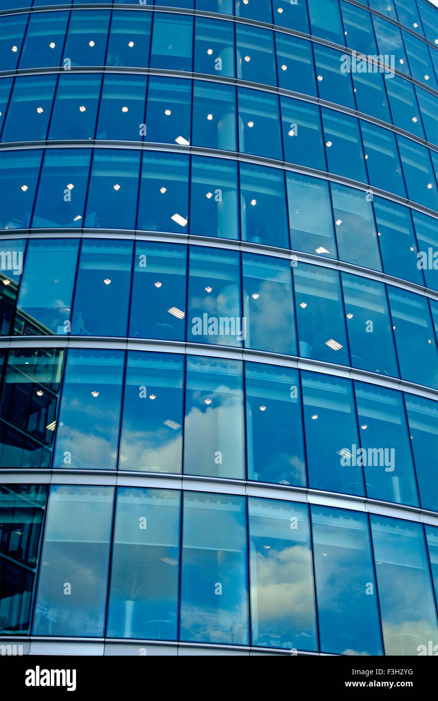 Glass buildings london hi-res stock photography and images - Alamy