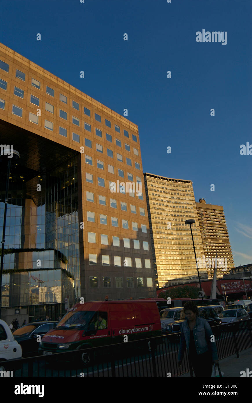 Commercial modern tower hi-res stock photography and images - Alamy