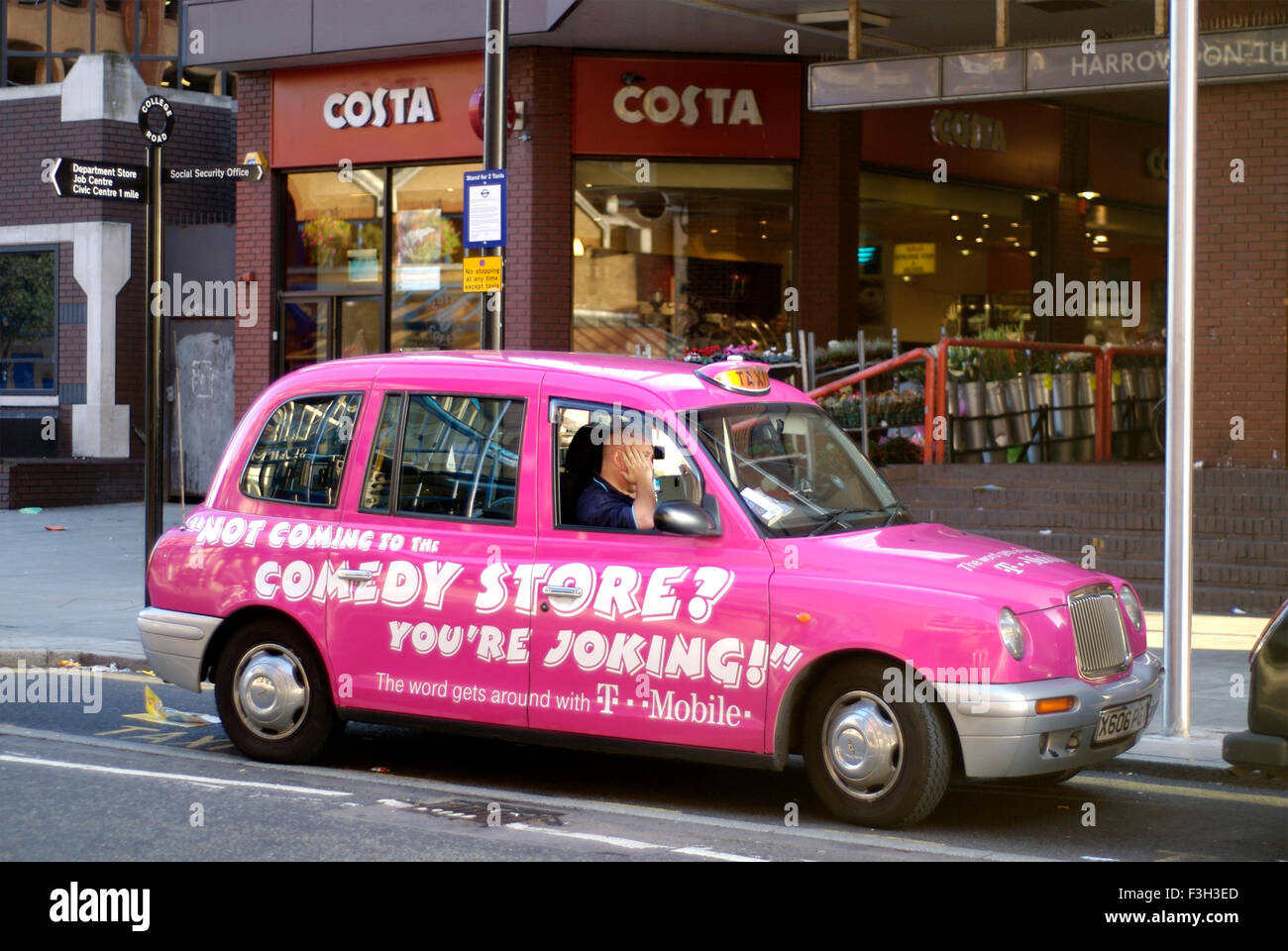 Pink london taxi cab hi-res stock photography and images - Alamy