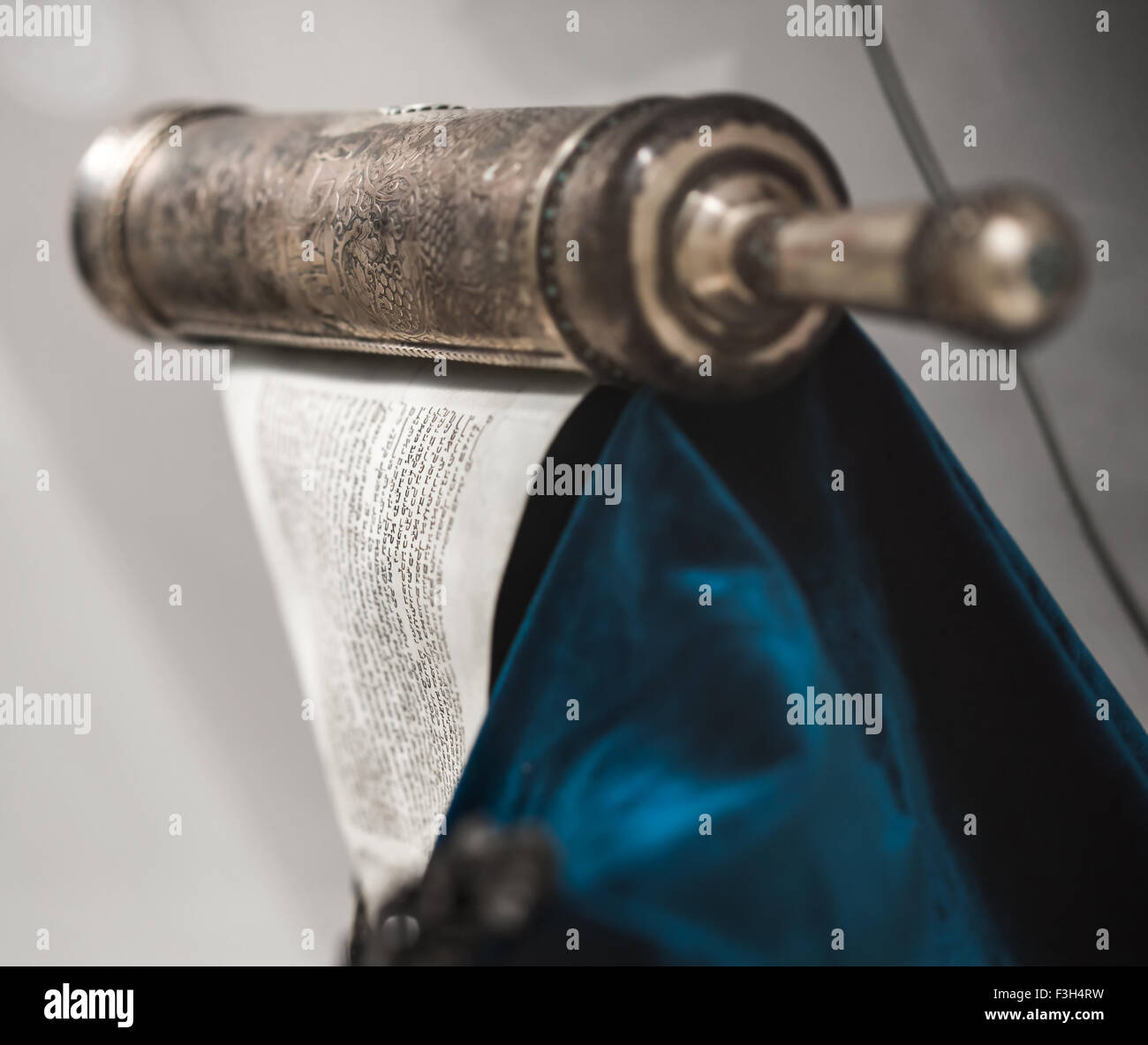 Ancient torah jewish scroll hi-res stock photography and images - Alamy