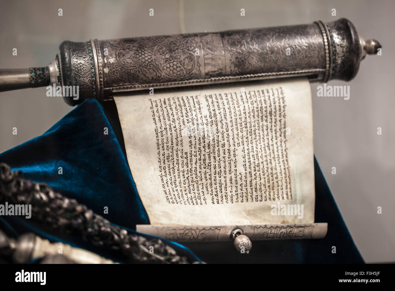 Ancient torah jewish scroll hi-res stock photography and images - Alamy