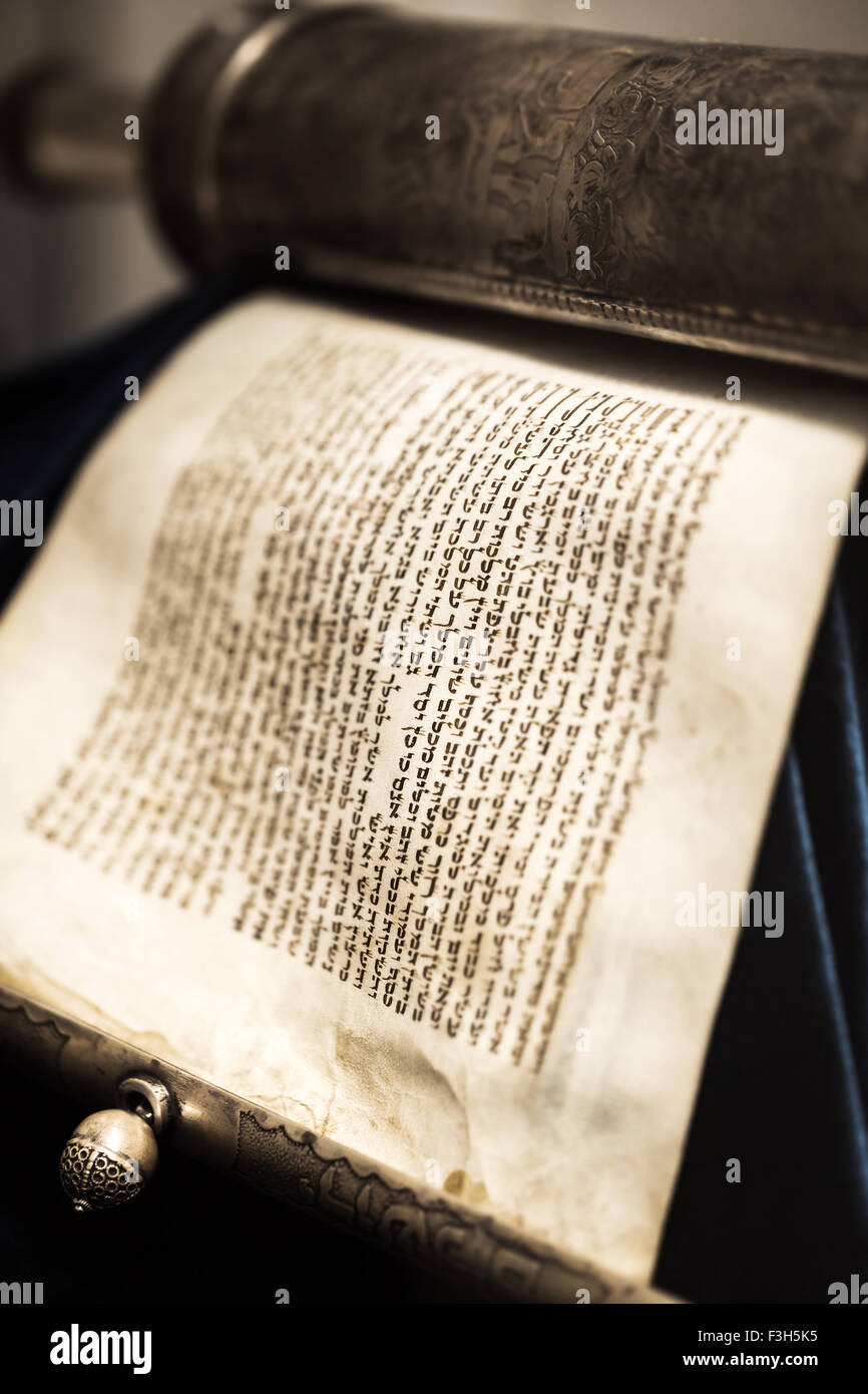 Ancient torah jewish scroll hi-res stock photography and images - Alamy