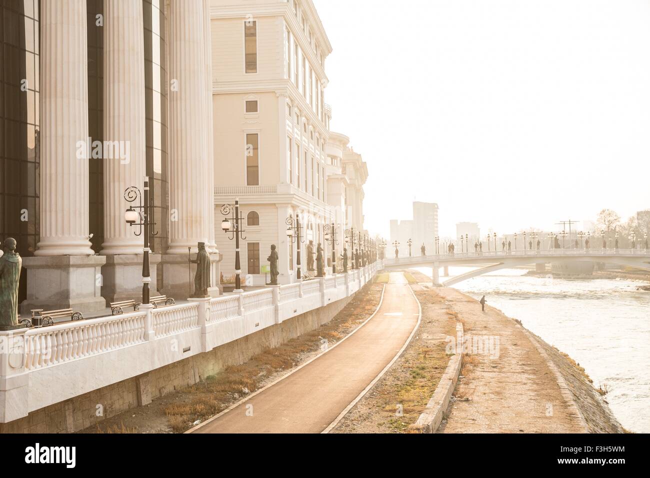 Riverside buildings hi-res stock photography and images - Alamy