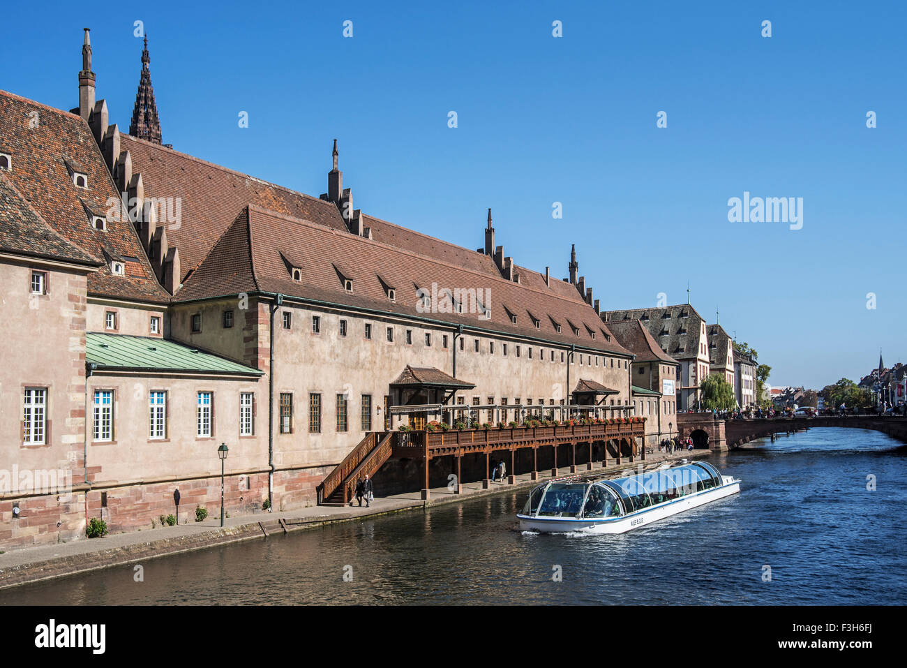 Excursion boat with tourists in front of medieval Old Custom's House ...