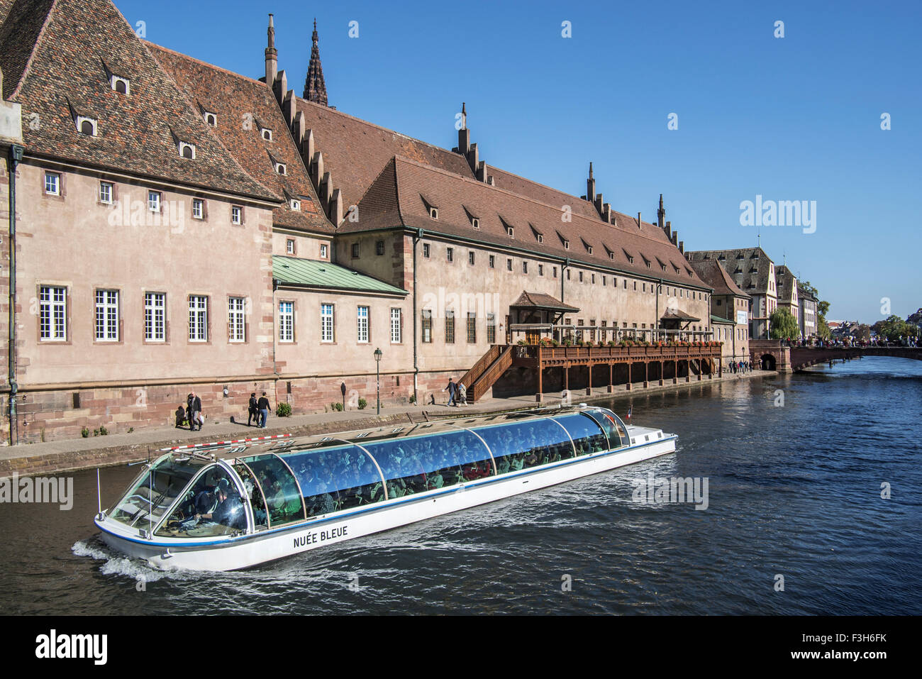 Excursion boat with tourists in front of medieval Old Custom's House ...