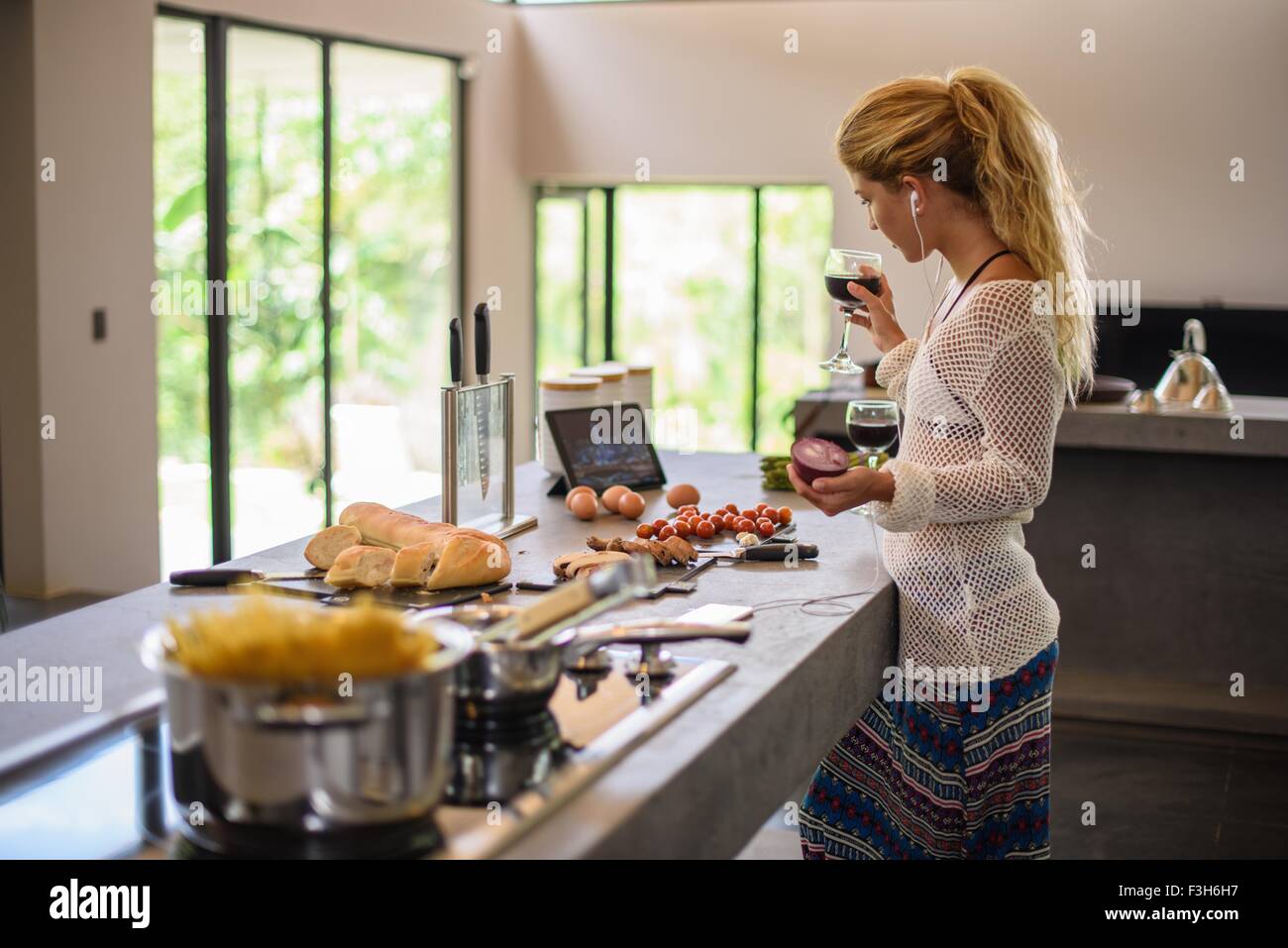 Multitasking woman cooking hi-res stock photography and images - Alamy