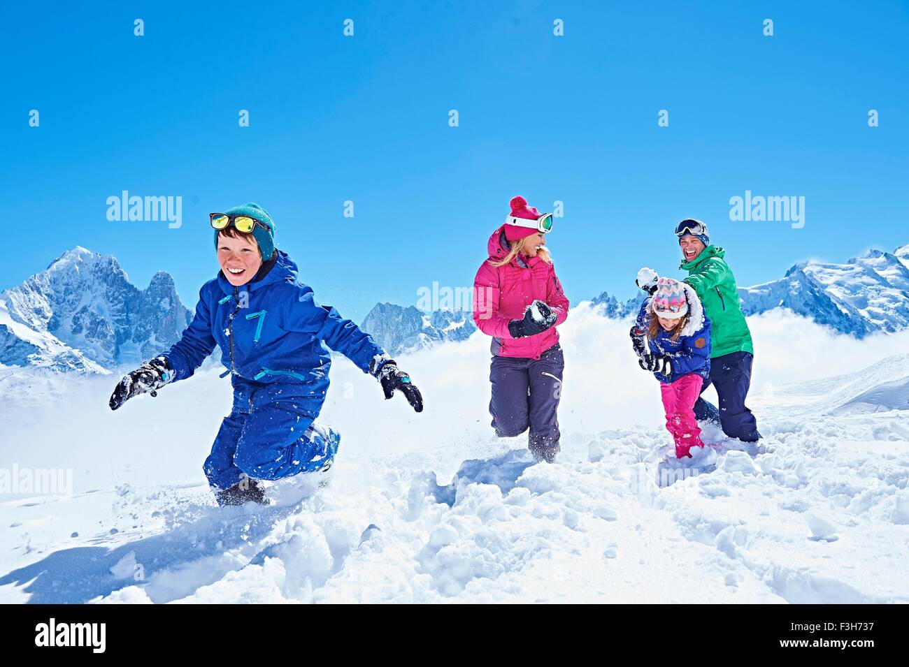 Snowball fight children hi-res stock photography and images - Alamy