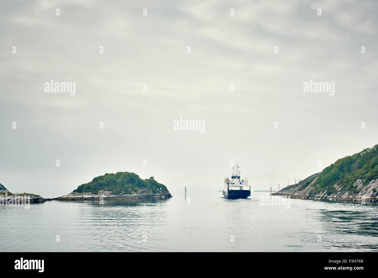 Calm water between islands hi-res stock photography and images - Alamy