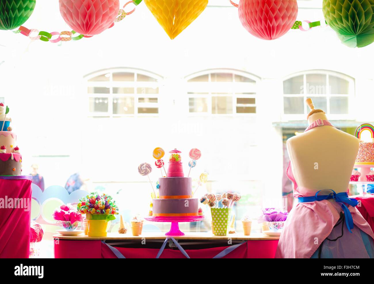 Cake shop inside hi-res stock photography and images - Alamy