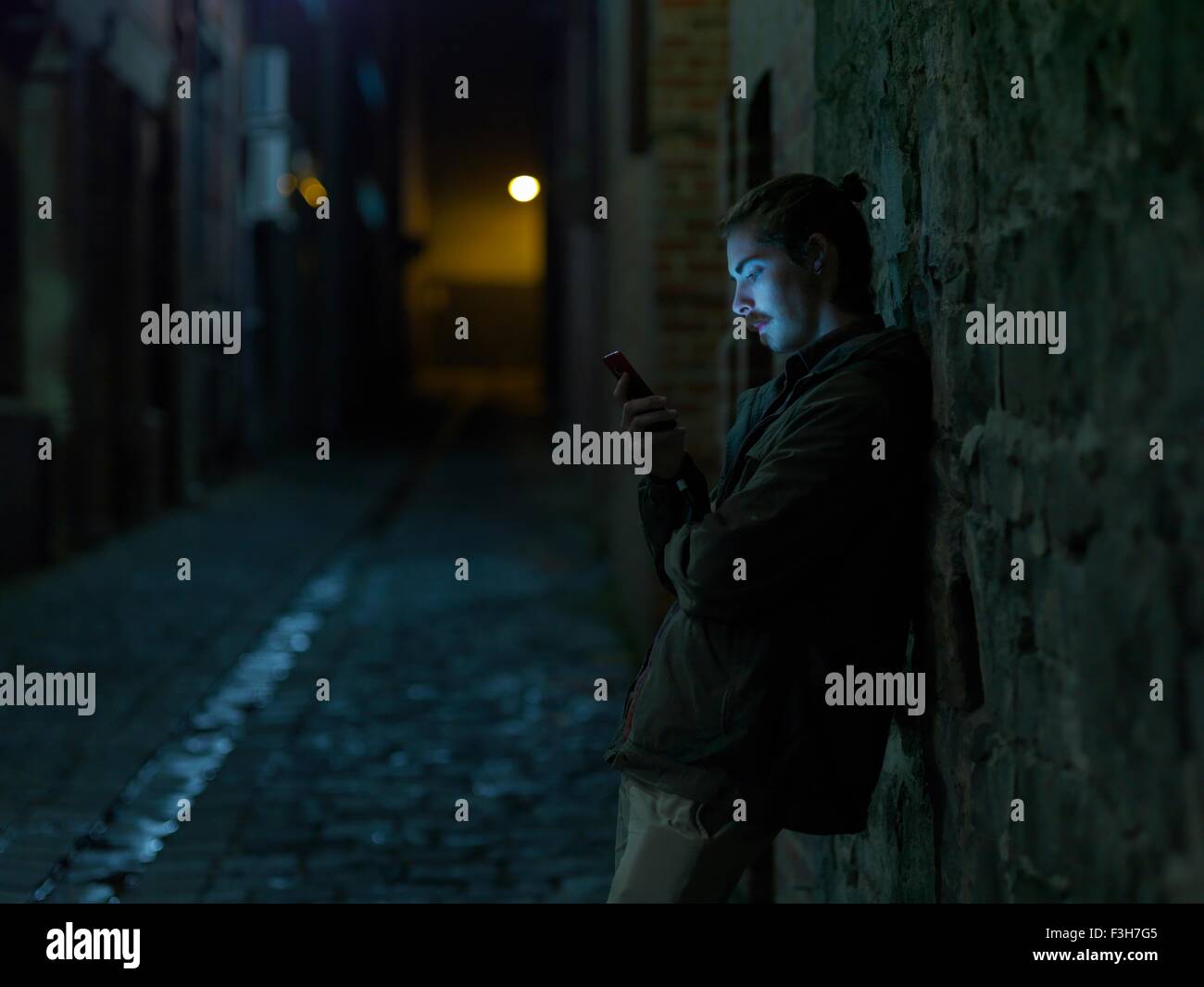 Young man waiting city street hi-res stock photography and images - Alamy