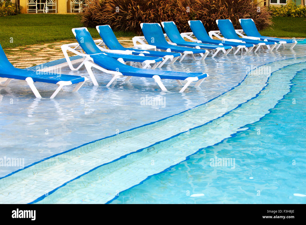 Empty swimming pool beautiful caribbean hi-res stock photography and ...