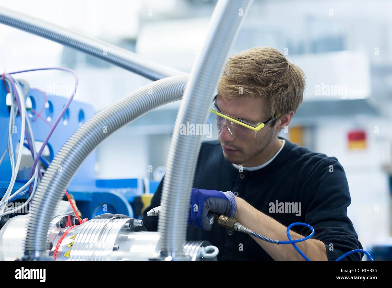 Man testing network cables hi-res stock photography and images - Alamy